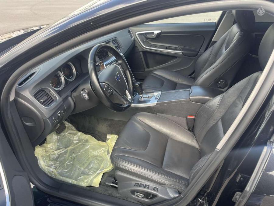 Melns Volvo V60 2011 Marijampole, ar dzinēja tilpumu 2.40 L un nobraukumu 282 tūkst. km par 5800 €, foto 13 vietnē AUTOMOTO.COM.LV