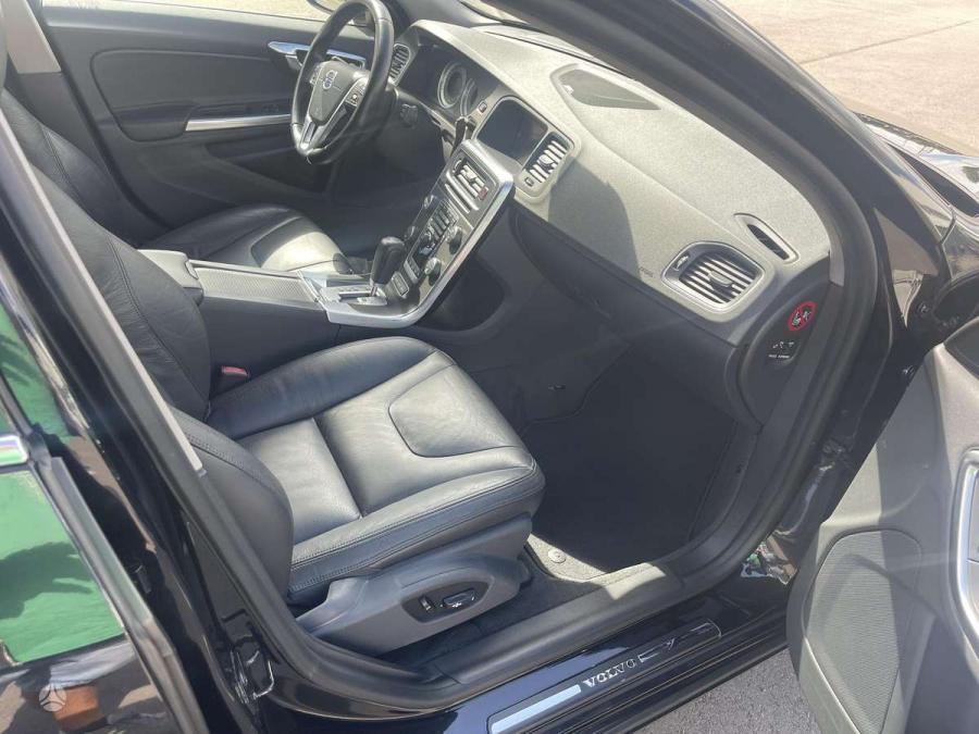 Melns Volvo V60 2011 Marijampole, ar dzinēja tilpumu 2.40 L un nobraukumu 282 tūkst. km par 5800 €, foto 14 vietnē AUTOMOTO.COM.LV