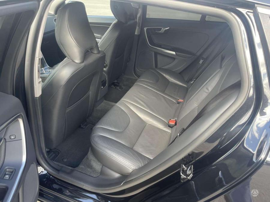 Melns Volvo V60 2011 Marijampole, ar dzinēja tilpumu 2.40 L un nobraukumu 282 tūkst. km par 5800 €, foto 15 vietnē AUTOMOTO.COM.LV
