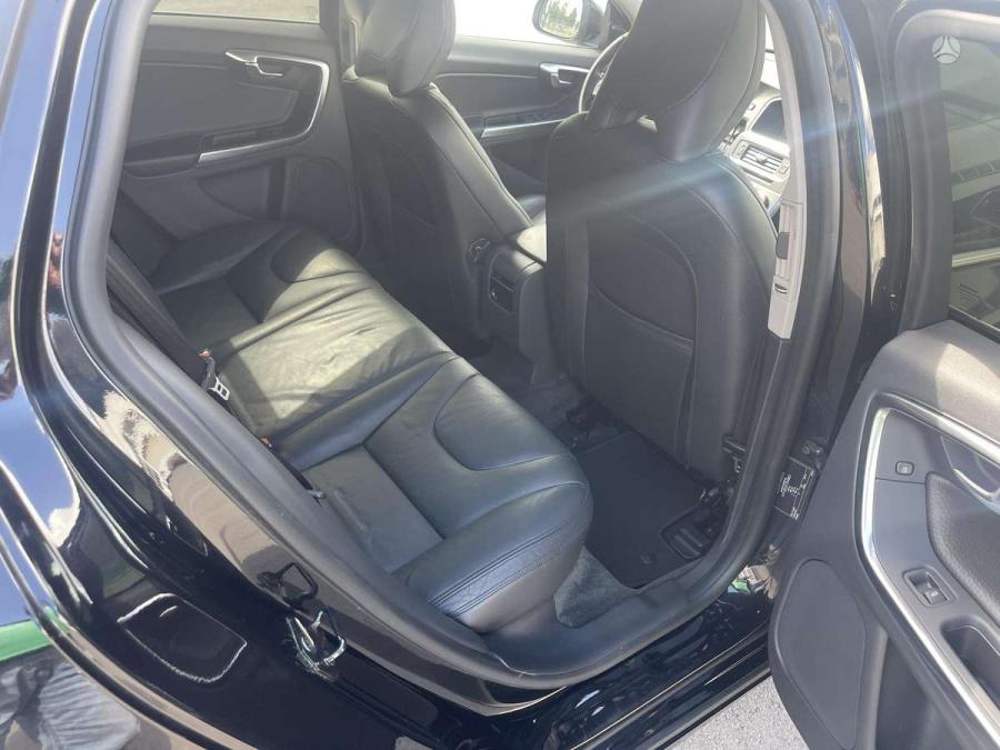 Melns Volvo V60 2011 Marijampole, ar dzinēja tilpumu 2.40 L un nobraukumu 282 tūkst. km par 5800 €, foto 16 vietnē AUTOMOTO.COM.LV