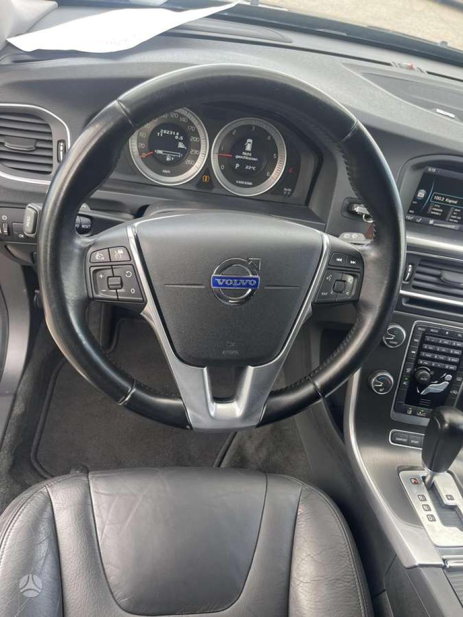 Melns Volvo V60 2011 Marijampole, ar dzinēja tilpumu 2.40 L un nobraukumu 282 tūkst. km par 5800 €, foto 21 vietnē AUTOMOTO.COM.LV