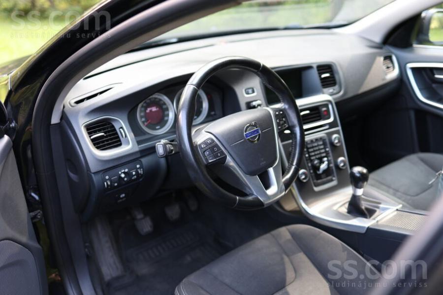 Melns Volvo V60 2011 Rīga, ar dzinēja tilpumu 2.00 L un nobraukumu 322 tūkst. km par 3900 €, foto 3 vietnē AUTOMOTO.COM.LV