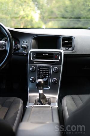 Melns Volvo V60 2011 Rīga, ar dzinēja tilpumu 2.00 L un nobraukumu 322 tūkst. km par 3900 €, foto 6 vietnē AUTOMOTO.COM.LV