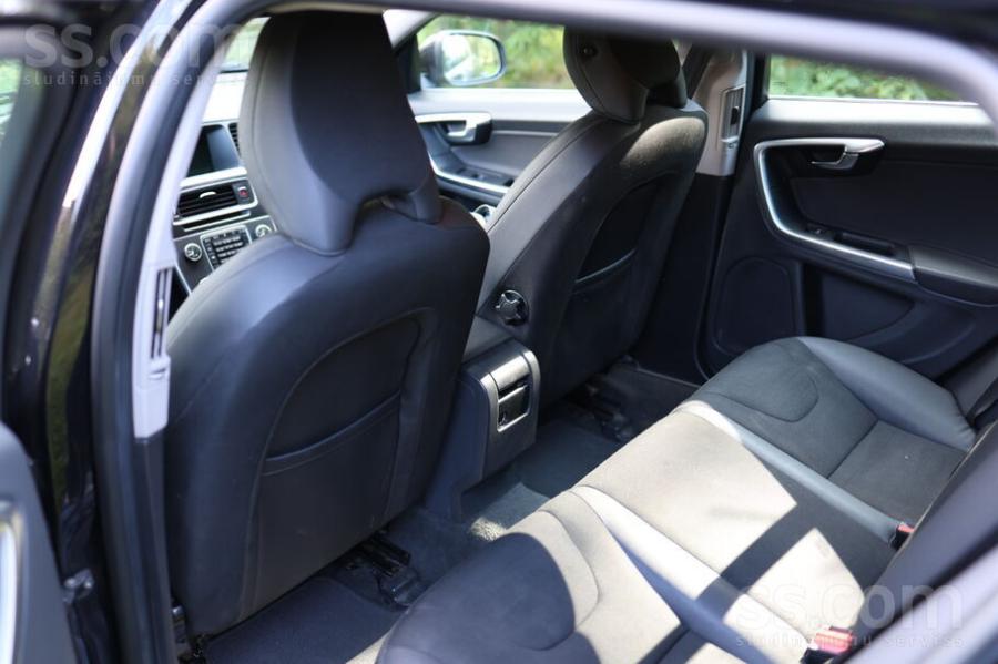 Melns Volvo V60 2011 Rīga, ar dzinēja tilpumu 2.00 L un nobraukumu 322 tūkst. km par 3900 €, foto 7 vietnē AUTOMOTO.COM.LV