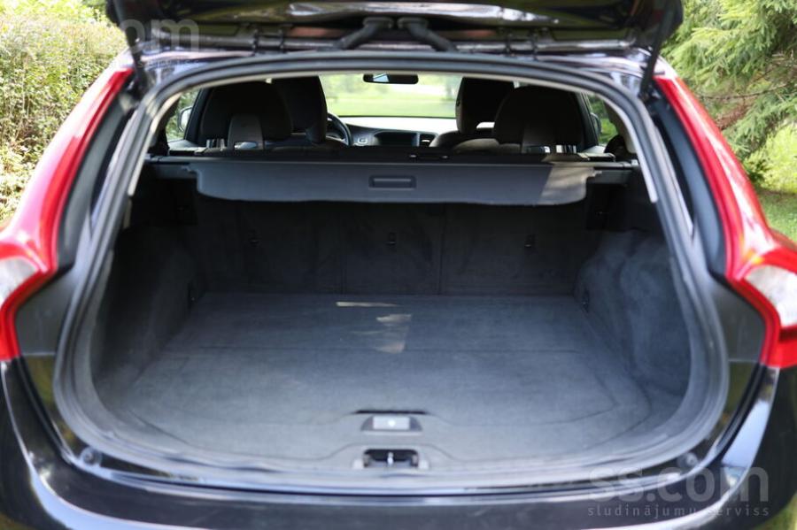 Melns Volvo V60 2011 Rīga, ar dzinēja tilpumu 2.00 L un nobraukumu 322 tūkst. km par 3900 €, foto 9 vietnē AUTOMOTO.COM.LV