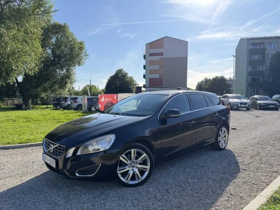 Black Volvo V60 2011 in Ventspils, with an engine capacity of 2.40 L and mileage of 300 thousand km for 5990 €, photo 1 on AUTOMOTO.COM.LV