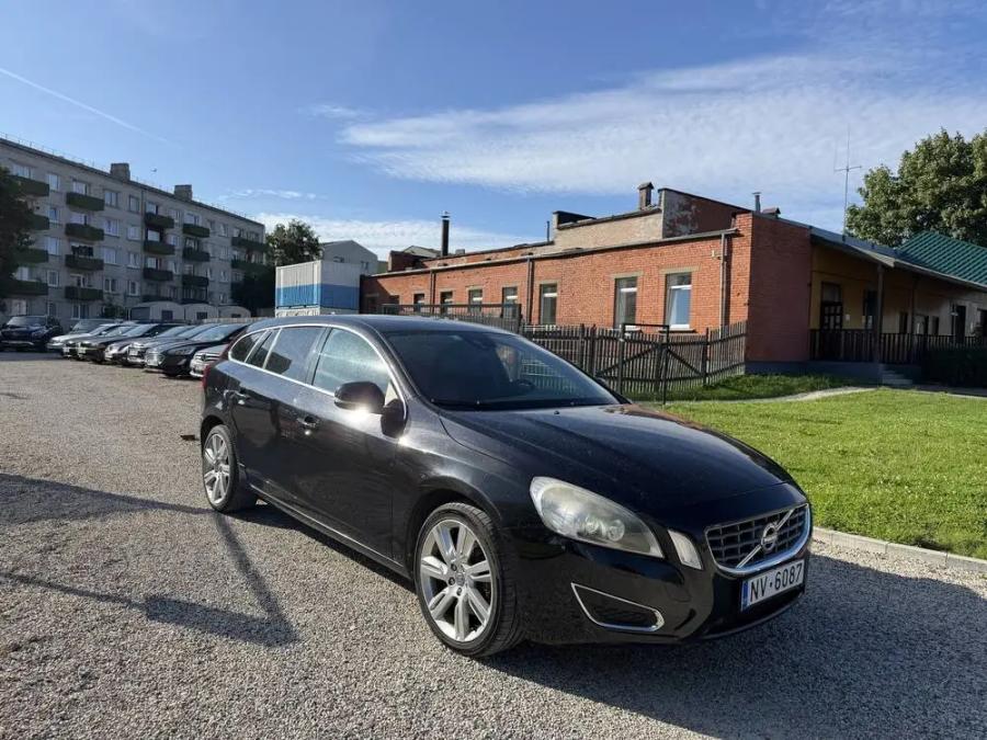 Black Volvo V60 2011 in Ventspils, with an engine capacity of 2.40 L and mileage of 300 thousand km for 5990 €, photo 4 on AUTOMOTO.COM.LV