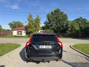 Black Volvo V60 2011 in Ventspils, with an engine capacity of 2.40 L and mileage of 300 thousand km for 5990 €, photo 6 on AUTOMOTO.COM.LV