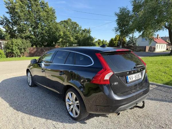 Melns Volvo V60 2011 Ventspils, ar dzinēja tilpumu 2.40 L un nobraukumu 300 tūkst. km par 5990 €, foto 6 vietnē AUTOMOTO.COM.LV