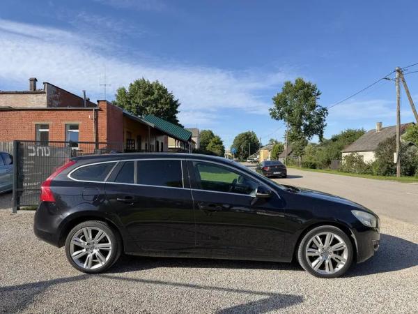 Melns Volvo V60 2011 Ventspils, ar dzinēja tilpumu 2.40 L un nobraukumu 300 tūkst. km par 5990 €, foto 7 vietnē AUTOMOTO.COM.LV