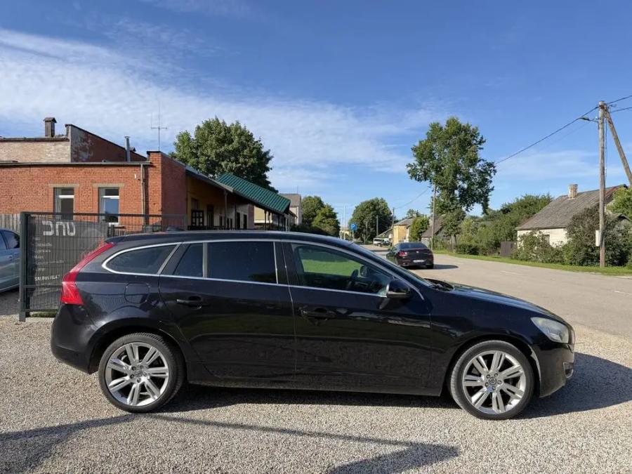 Black Volvo V60 2011 in Ventspils, with an engine capacity of 2.40 L and mileage of 300 thousand km for 5990 €, photo 8 on AUTOMOTO.COM.LV