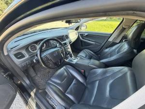 Black Volvo V60 2011 in Ventspils, with an engine capacity of 2.40 L and mileage of 300 thousand km for 5990 €, photo 11 on AUTOMOTO.COM.LV