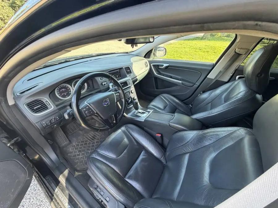 Black Volvo V60 2011 in Ventspils, with an engine capacity of 2.40 L and mileage of 300 thousand km for 5990 €, photo 11 on AUTOMOTO.COM.LV