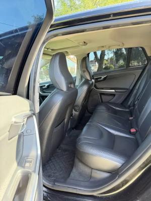 Black Volvo V60 2011 in Ventspils, with an engine capacity of 2.40 L and mileage of 300 thousand km for 5990 €, photo 12 on AUTOMOTO.COM.LV