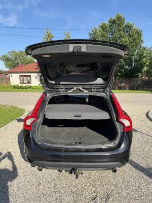 Black Volvo V60 2011 in Ventspils, with an engine capacity of 2.40 L and mileage of 300 thousand km for 5990 €, photo 13 on AUTOMOTO.COM.LV