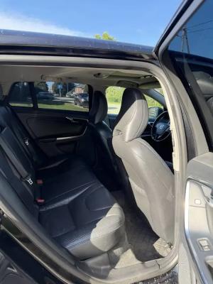 Black Volvo V60 2011 in Ventspils, with an engine capacity of 2.40 L and mileage of 300 thousand km for 5990 €, photo 14 on AUTOMOTO.COM.LV