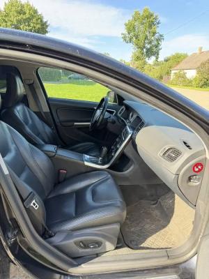 Black Volvo V60 2011 in Ventspils, with an engine capacity of 2.40 L and mileage of 300 thousand km for 5990 €, photo 15 on AUTOMOTO.COM.LV