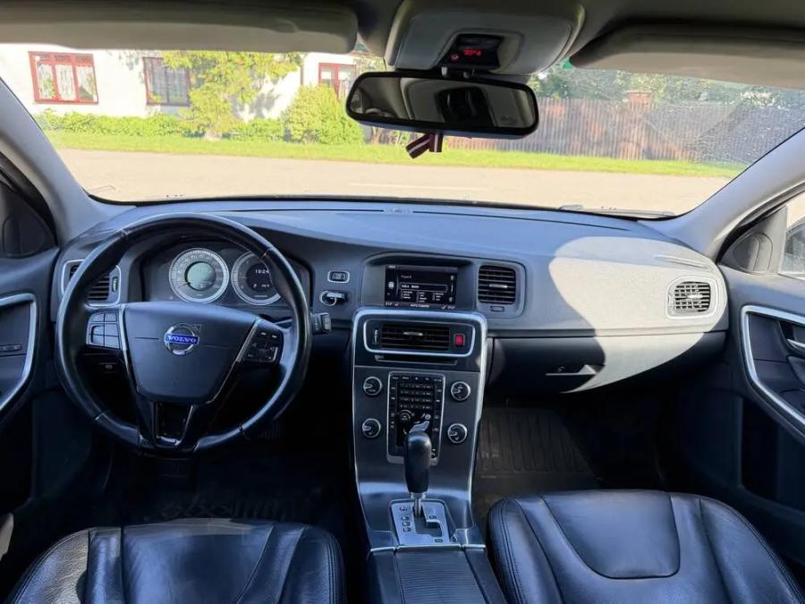 Black Volvo V60 2011 in Ventspils, with an engine capacity of 2.40 L and mileage of 300 thousand km for 5990 €, photo 16 on AUTOMOTO.COM.LV