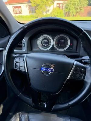 Black Volvo V60 2011 in Ventspils, with an engine capacity of 2.40 L and mileage of 300 thousand km for 5990 €, photo 18 on AUTOMOTO.COM.LV