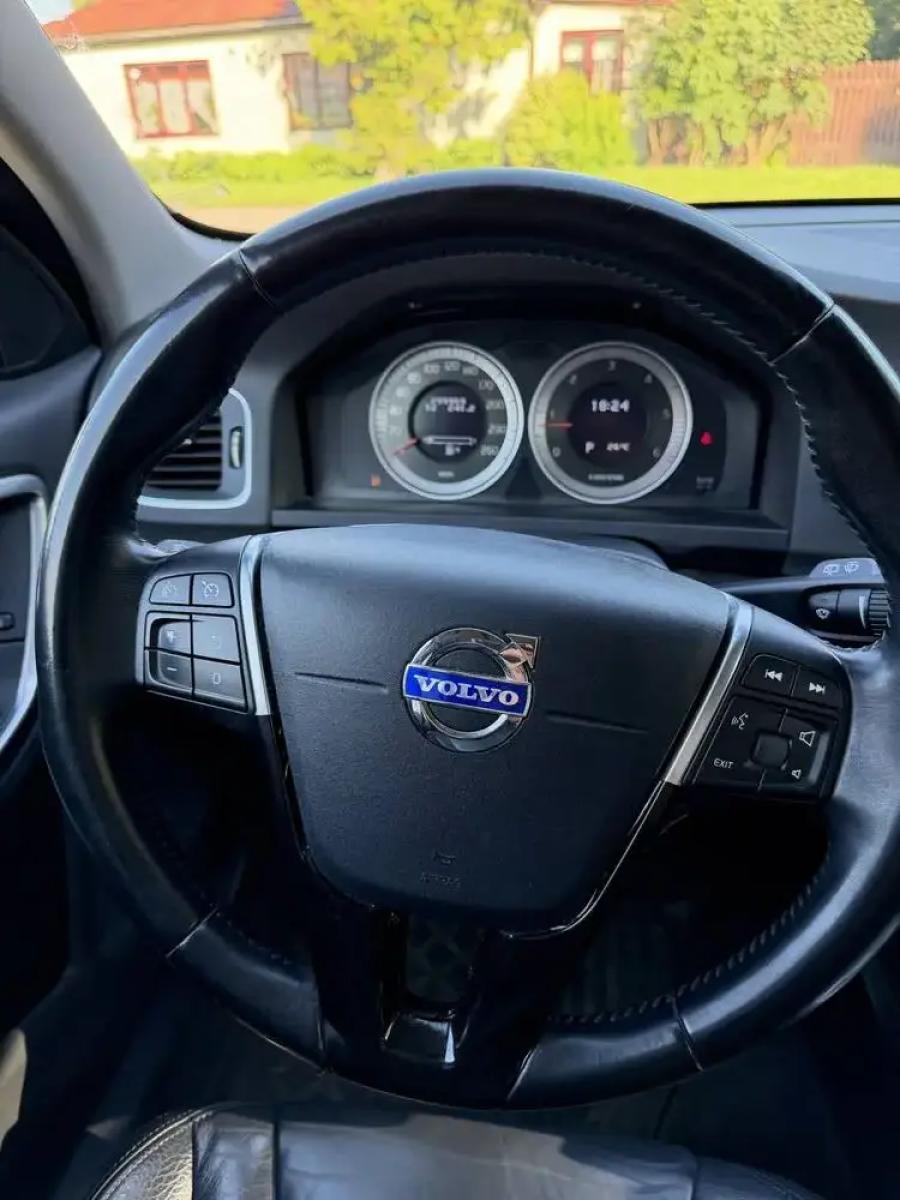 Black Volvo V60 2011 in Ventspils, with an engine capacity of 2.40 L and mileage of 300 thousand km for 5990 €, photo 18 on AUTOMOTO.COM.LV