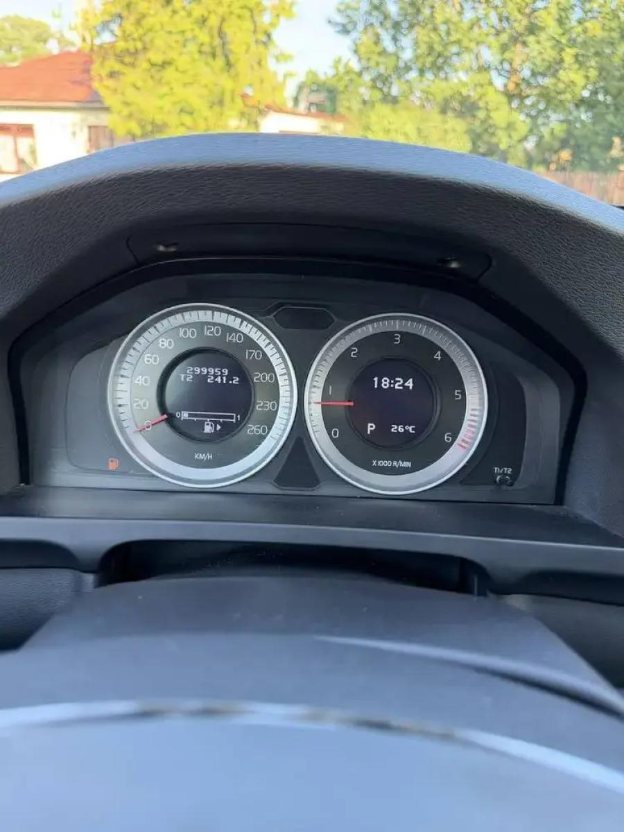 Black Volvo V60 2011 in Ventspils, with an engine capacity of 2.40 L and mileage of 300 thousand km for 5990 €, photo 19 on AUTOMOTO.COM.LV