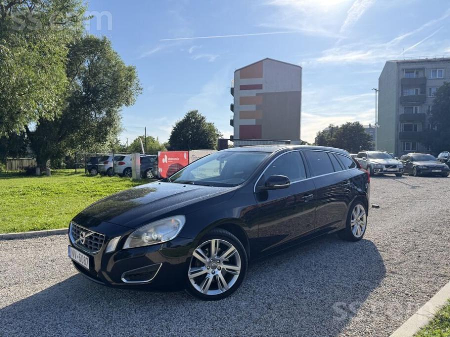Black Volvo V60 2011 in Ventspils, with an engine capacity of 2.40 L and mileage of 300 thousand km for 6100 €, photo 1 on AUTOMOTO.COM.LV