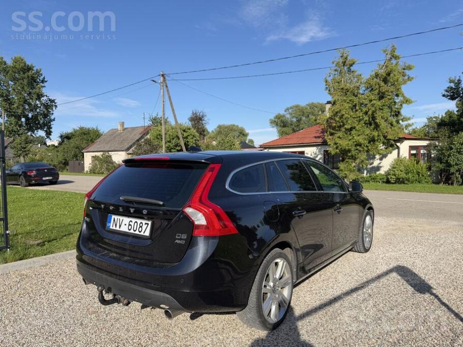 Black Volvo V60 2011 in Ventspils, with an engine capacity of 2.40 L and mileage of 300 thousand km for 6100 €, photo 12 on AUTOMOTO.COM.LV