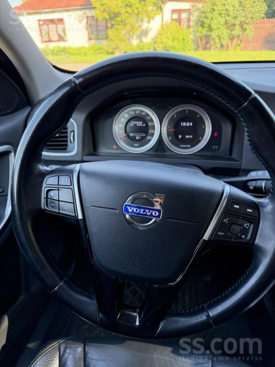 Black Volvo V60 2011 in Ventspils, with an engine capacity of 2.40 L and mileage of 300 thousand km for 6100 €, photo 25 on AUTOMOTO.COM.LV