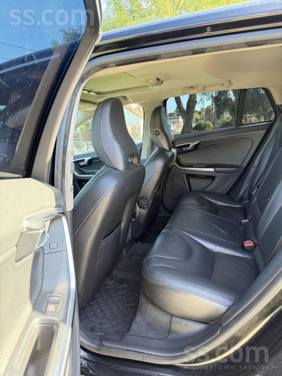 Black Volvo V60 2011 in Ventspils, with an engine capacity of 2.40 L and mileage of 300 thousand km for 6100 €, photo 38 on AUTOMOTO.COM.LV