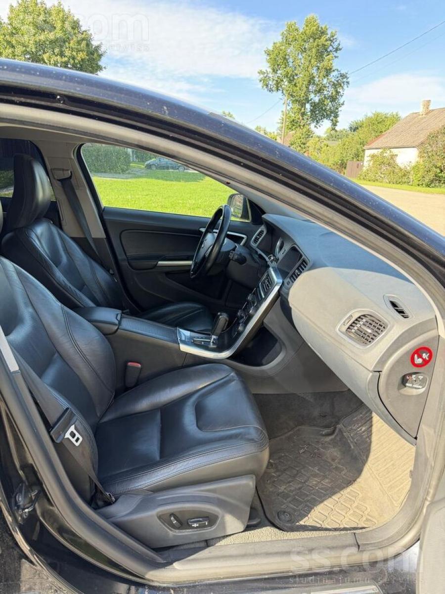 Black Volvo V60 2011 in Ventspils, with an engine capacity of 2.40 L and mileage of 300 thousand km for 6100 €, photo 37 on AUTOMOTO.COM.LV