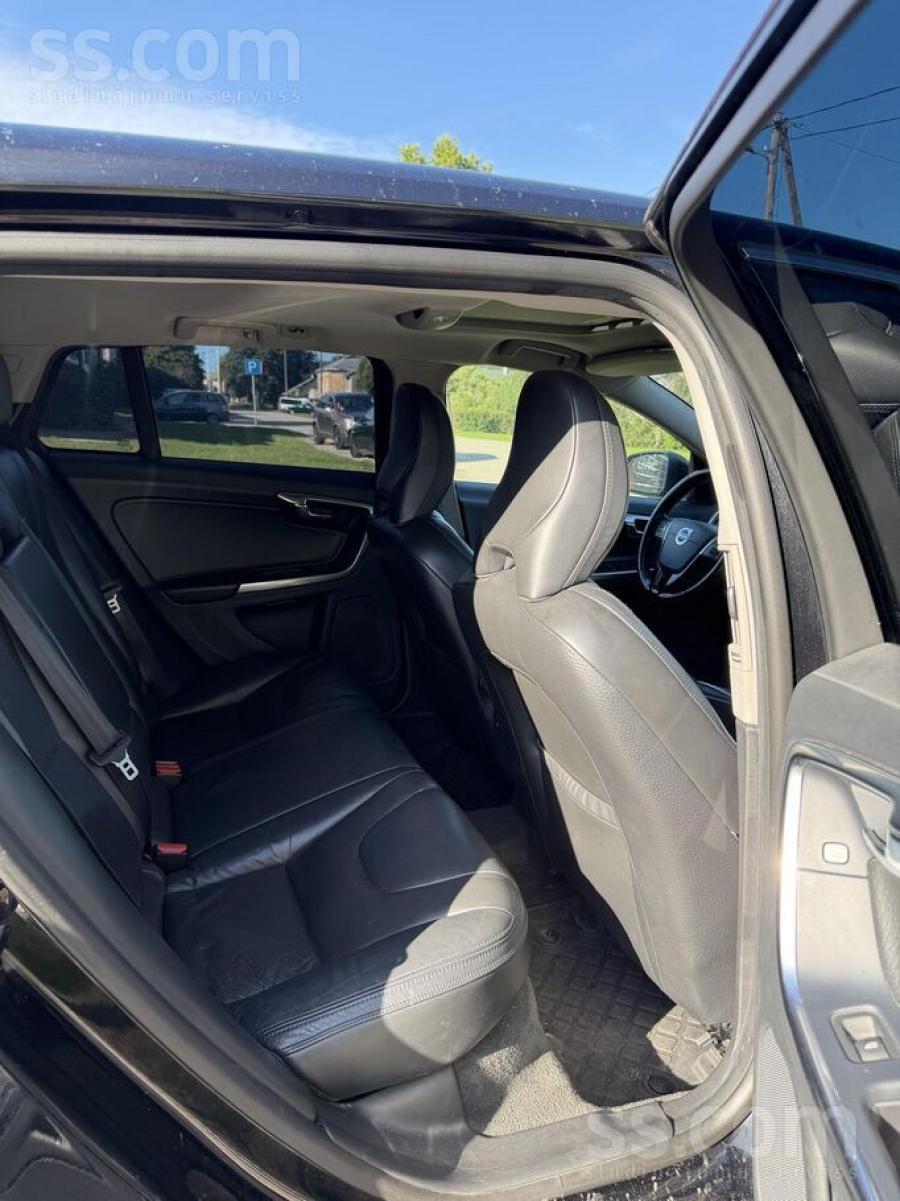 Black Volvo V60 2011 in Ventspils, with an engine capacity of 2.40 L and mileage of 300 thousand km for 6100 €, photo 41 on AUTOMOTO.COM.LV