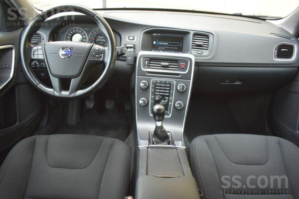 Black Volvo V60 2011 in Talsi, with an engine capacity of 2.00 L and mileage of 213 thousand km for 5900 €, photo 7 on AUTOMOTO.COM.LV