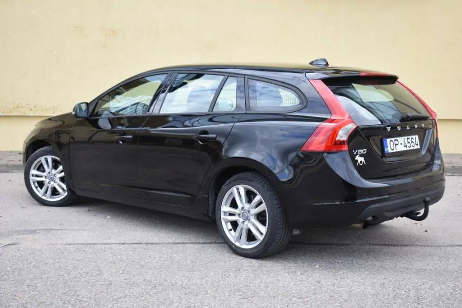 Black Volvo V60 2011 in Talsi, with an engine capacity of 2.00 L and mileage of 213 thousand km for 5900 €, photo 3 on AUTOMOTO.COM.LV