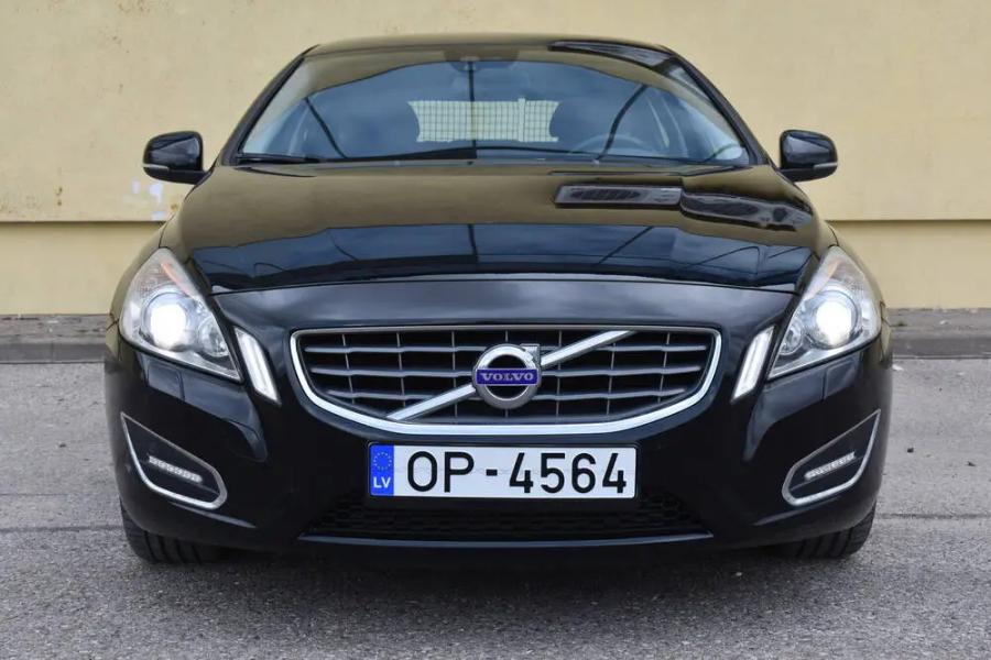 Black Volvo V60 2011 in Talsi, with an engine capacity of 2.00 L and mileage of 213 thousand km for 5900 €, photo 4 on AUTOMOTO.COM.LV