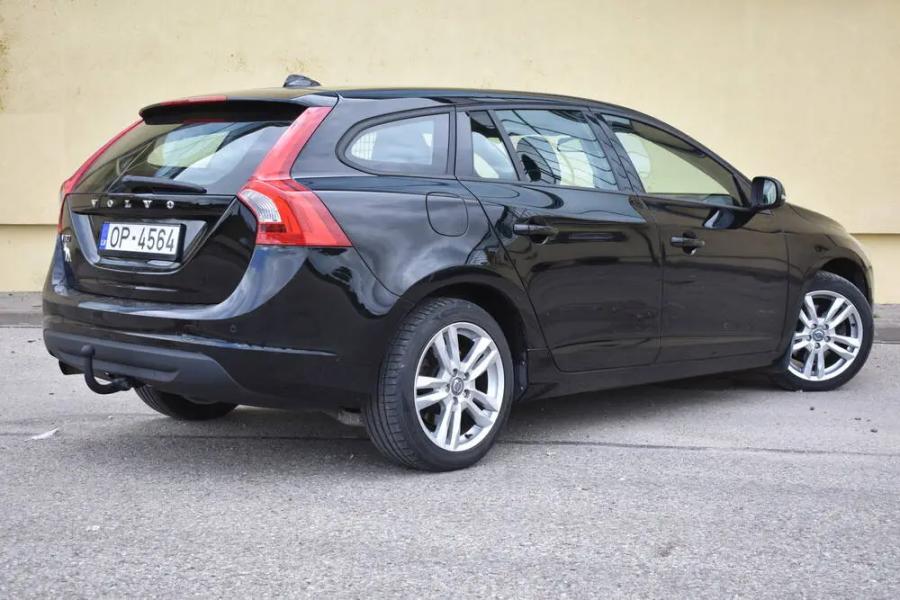 Black Volvo V60 2011 in Talsi, with an engine capacity of 2.00 L and mileage of 213 thousand km for 5900 €, photo 6 on AUTOMOTO.COM.LV