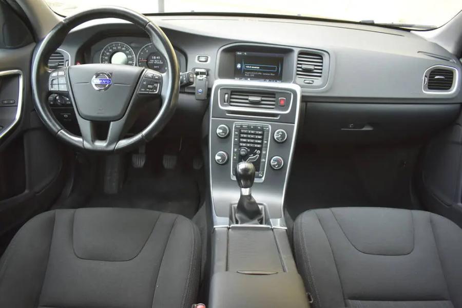 Black Volvo V60 2011 in Talsi, with an engine capacity of 2.00 L and mileage of 213 thousand km for 5900 €, photo 8 on AUTOMOTO.COM.LV
