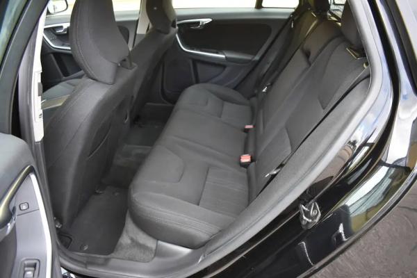Melns Volvo V60 2011 Talsi, ar dzinēja tilpumu 2.00 L un nobraukumu 213 tūkst. km par 5900 €, foto 8 vietnē AUTOMOTO.COM.LV