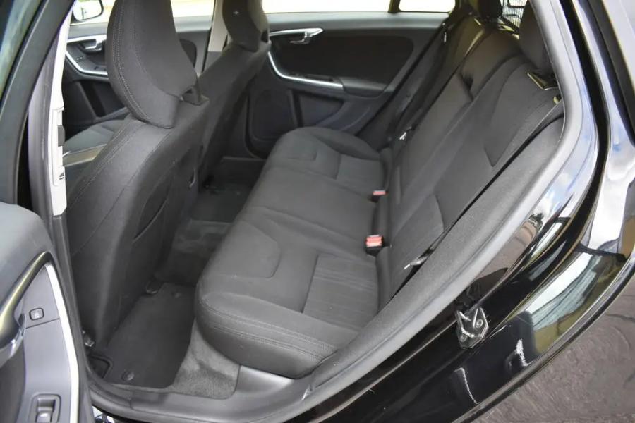 Black Volvo V60 2011 in Talsi, with an engine capacity of 2.00 L and mileage of 213 thousand km for 5900 €, photo 9 on AUTOMOTO.COM.LV