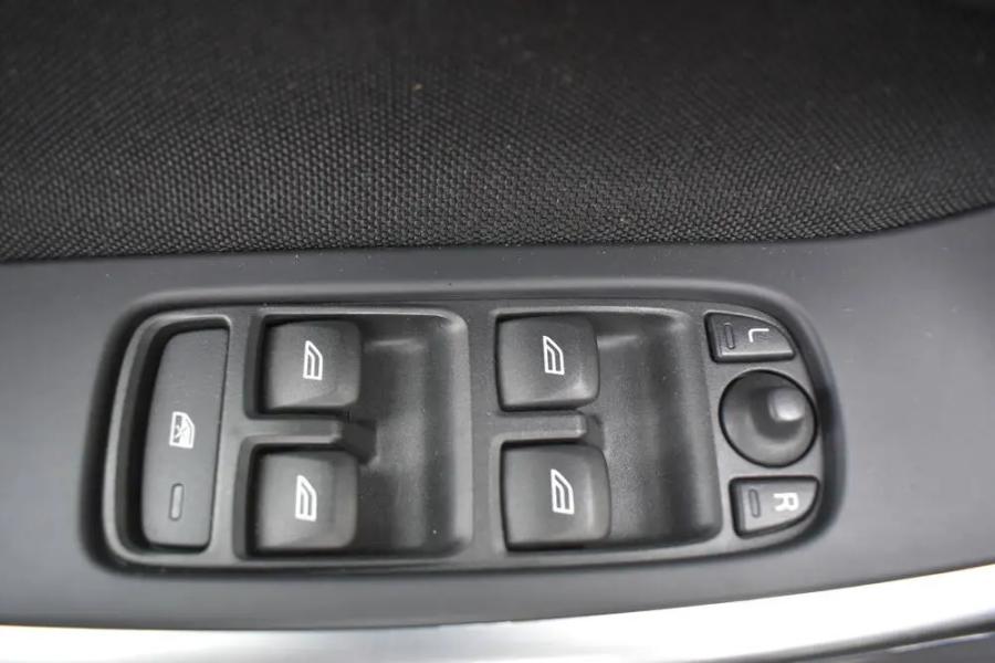 Black Volvo V60 2011 in Talsi, with an engine capacity of 2.00 L and mileage of 213 thousand km for 5900 €, photo 11 on AUTOMOTO.COM.LV