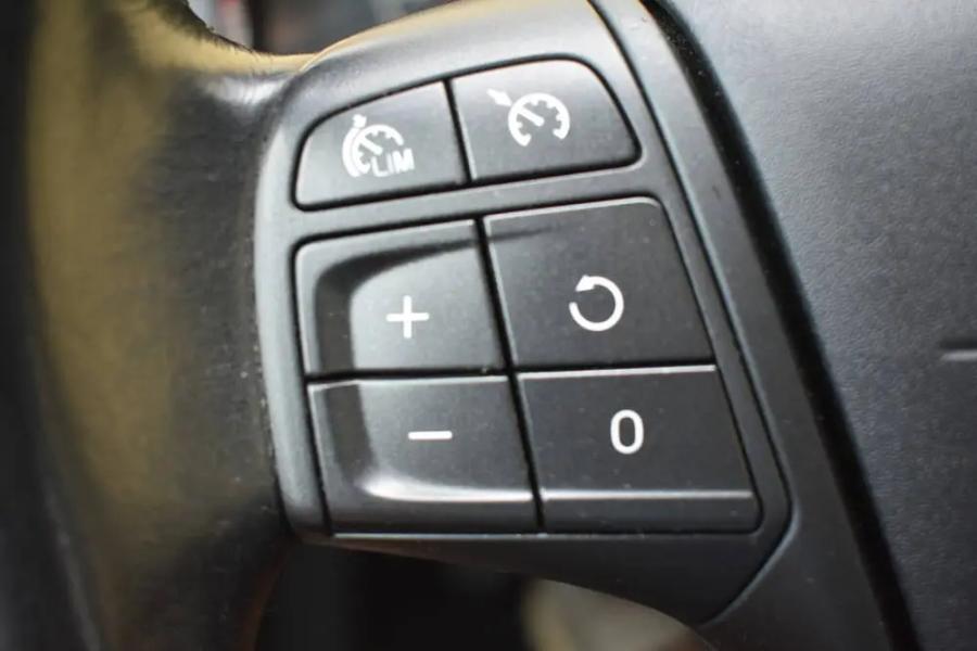 Black Volvo V60 2011 in Talsi, with an engine capacity of 2.00 L and mileage of 213 thousand km for 5900 €, photo 13 on AUTOMOTO.COM.LV