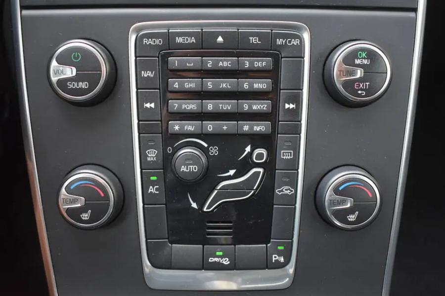 Black Volvo V60 2011 in Talsi, with an engine capacity of 2.00 L and mileage of 213 thousand km for 5900 €, photo 14 on AUTOMOTO.COM.LV