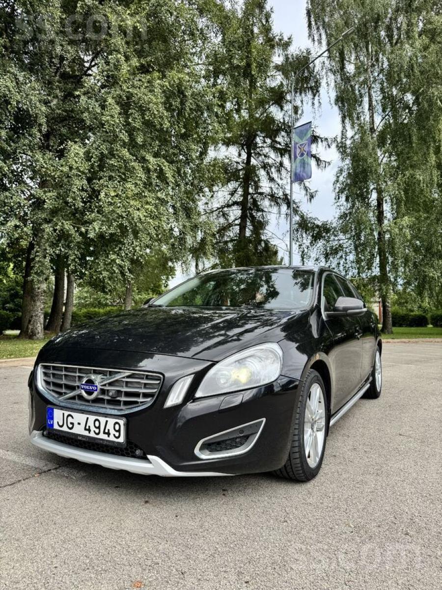 Black Volvo V60 2011 in Bauska, with an engine capacity of 2.00 L and mileage of 493 thousand km for 4600 €, photo 1 on AUTOMOTO.COM.LV