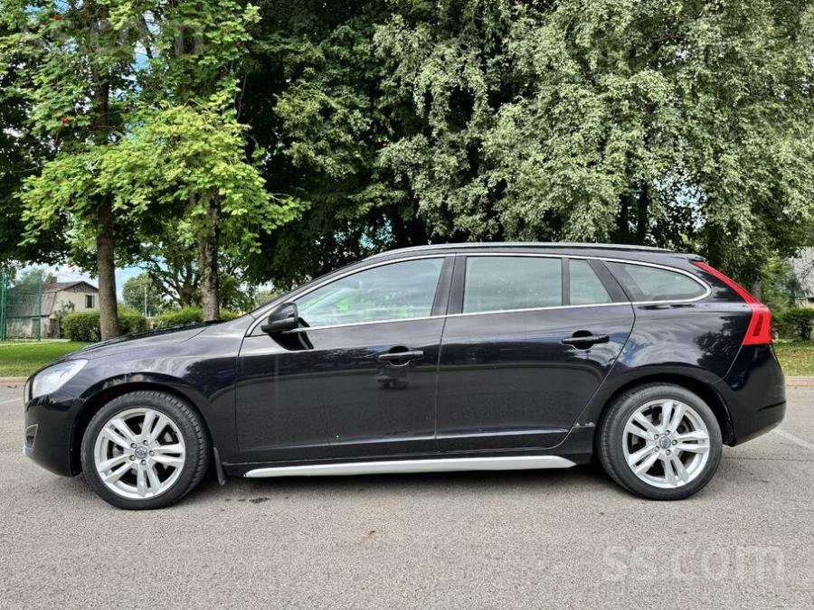 Black Volvo V60 2011 in Bauska, with an engine capacity of 2.00 L and mileage of 493 thousand km for 4600 €, photo 4 on AUTOMOTO.COM.LV