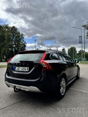 Black Volvo V60 2011 in Bauska, with an engine capacity of 2.00 L and mileage of 493 thousand km for 4600 €, photo 7 on AUTOMOTO.COM.LV
