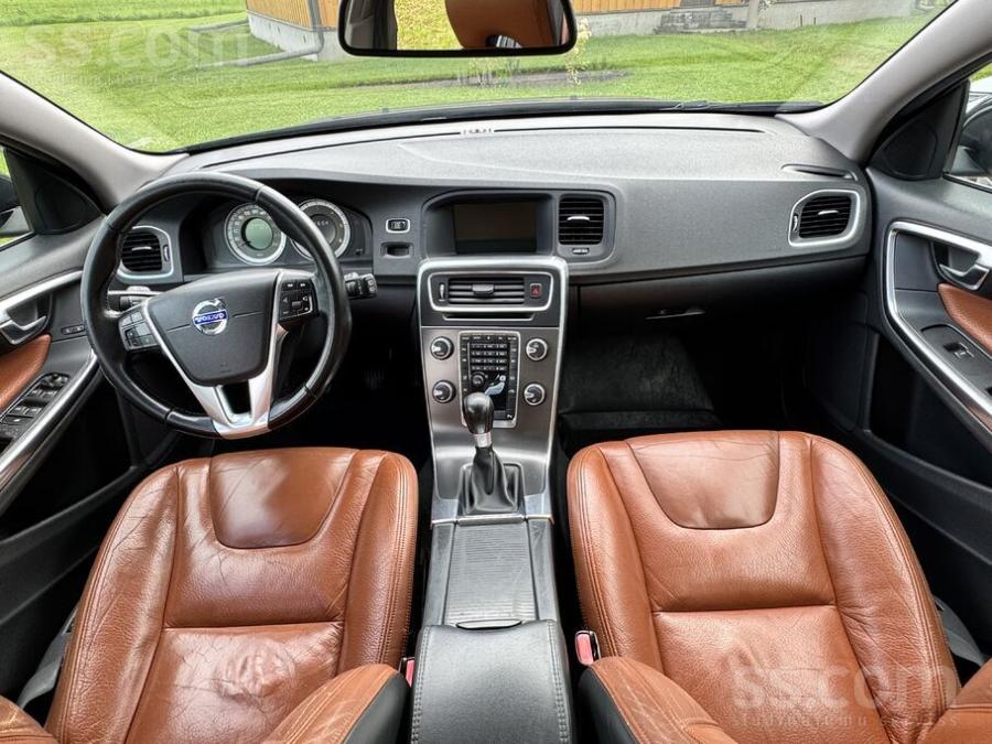 Black Volvo V60 2011 in Bauska, with an engine capacity of 2.00 L and mileage of 493 thousand km for 4600 €, photo 11 on AUTOMOTO.COM.LV