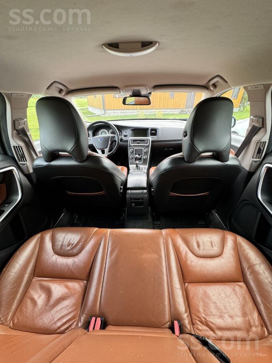 Black Volvo V60 2011 in Bauska, with an engine capacity of 2.00 L and mileage of 493 thousand km for 4600 €, photo 12 on AUTOMOTO.COM.LV