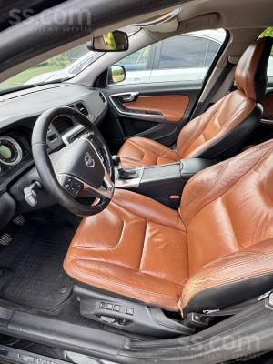 Black Volvo V60 2011 in Bauska, with an engine capacity of 2.00 L and mileage of 493 thousand km for 4600 €, photo 14 on AUTOMOTO.COM.LV