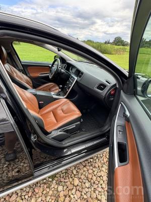 Black Volvo V60 2011 in Bauska, with an engine capacity of 2.00 L and mileage of 493 thousand km for 4600 €, photo 16 on AUTOMOTO.COM.LV