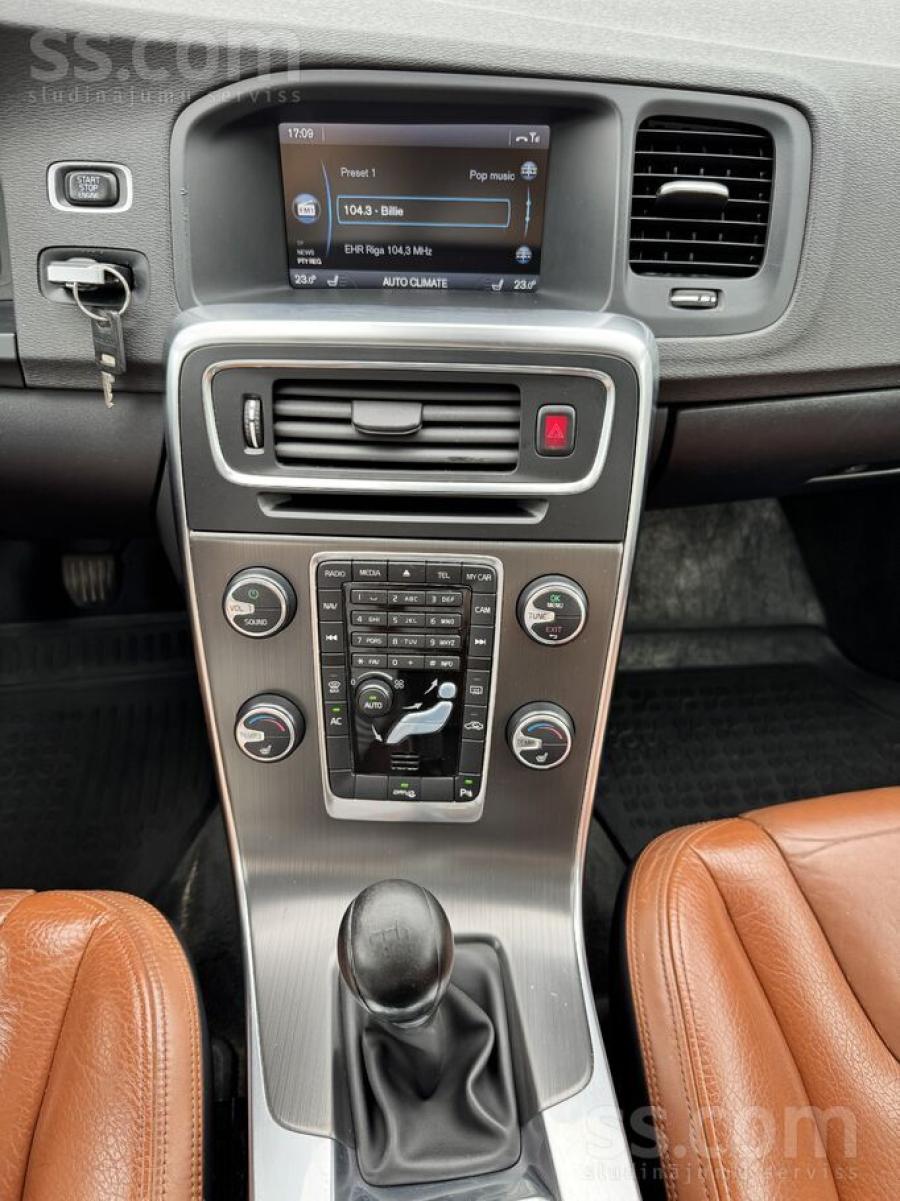Black Volvo V60 2011 in Bauska, with an engine capacity of 2.00 L and mileage of 493 thousand km for 4600 €, photo 19 on AUTOMOTO.COM.LV