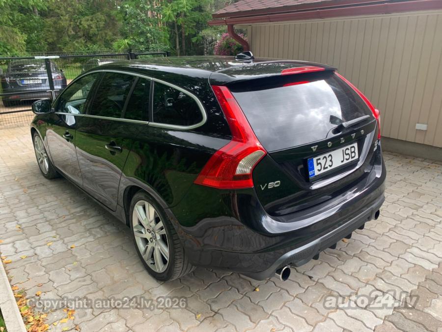 Melns Volvo V60 2011 Tartu, ar dzinēja tilpumu 2.40 L un nobraukumu 286 tūkst. km par 5300 €, foto 5 vietnē AUTOMOTO.COM.LV